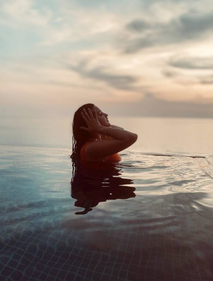 Himanshi Khurana Creates Splash in Pool, Shares Bold Pictures in Wet ...