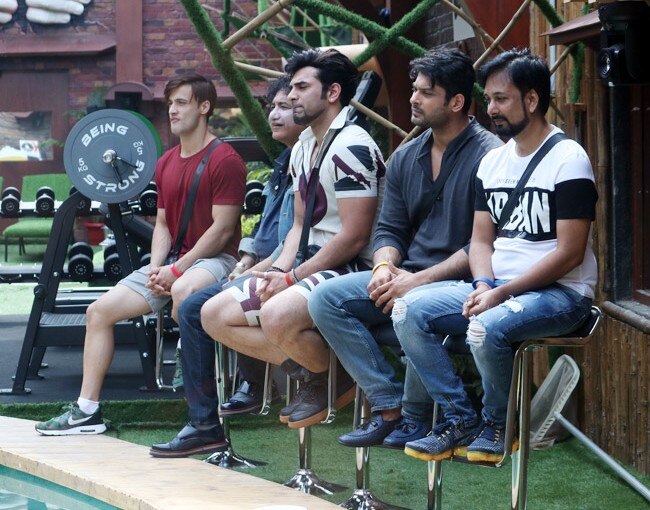 Bigg Boss 13: Reshami Aarti Get Into Intense Conversation