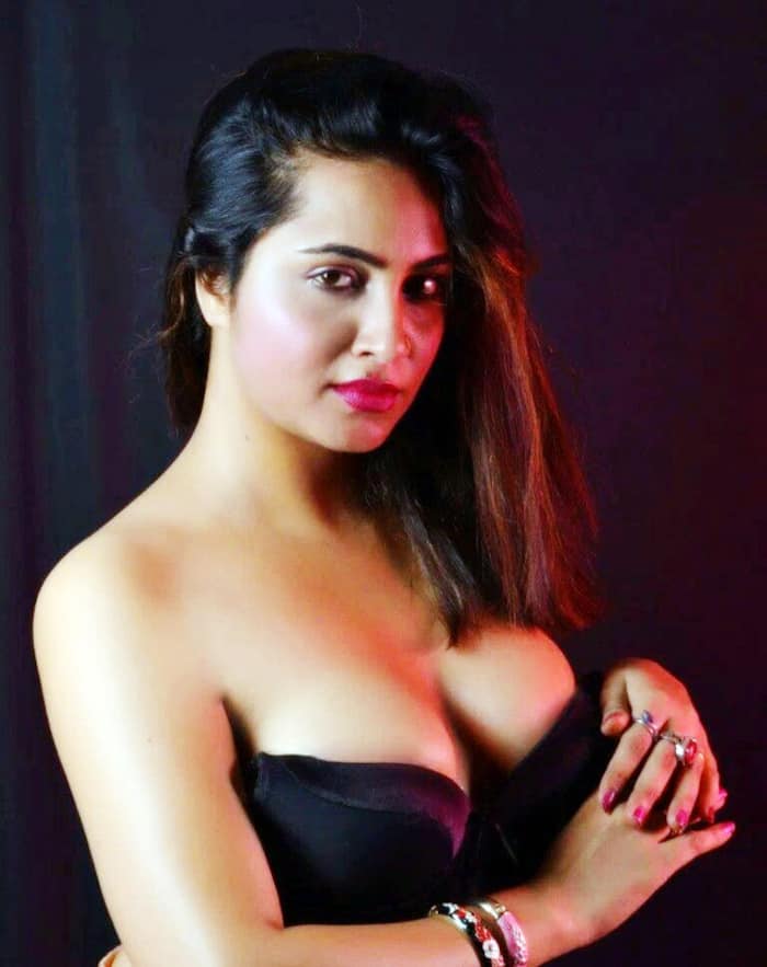 Bigg Boss 14 Arshi Khan looks hot in these picture