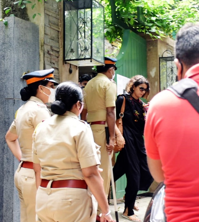 Kangana Ranaut's office building demolished, Rangoli pays a visit