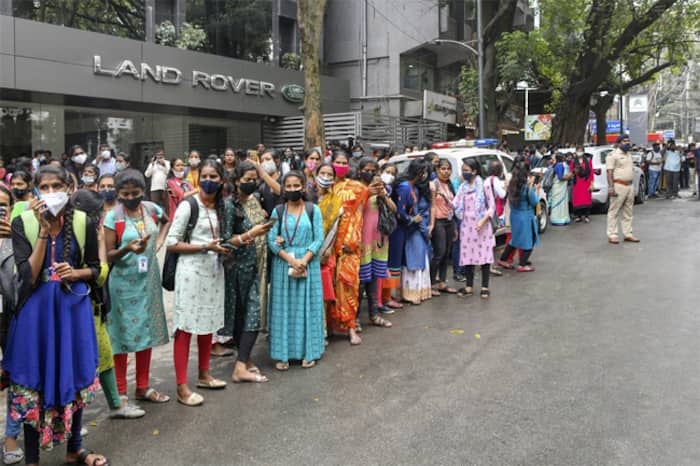 Puneeth Rajkumar Dies, Photos Capture Heartbroken Fans Wait Outside ...