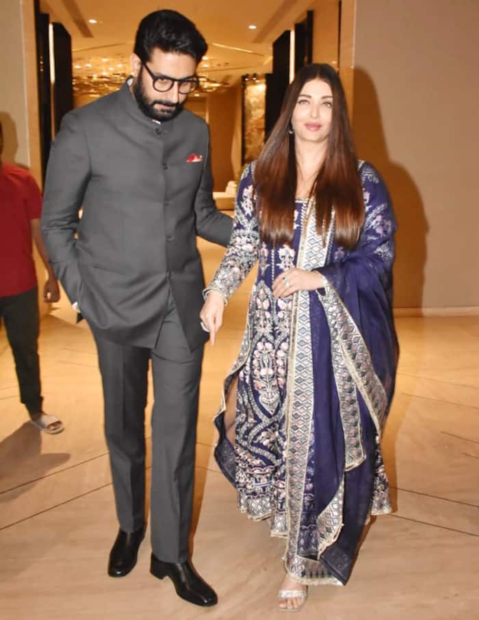 Aishwarya Rai Looks Real-Gorgeous in Blue Anarkali Suit, Complements ...