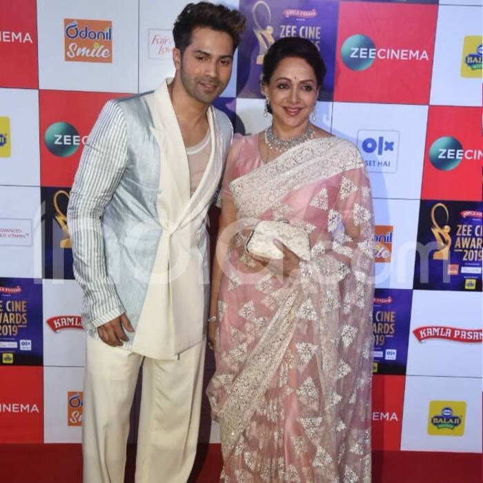 Varun Dhawan Touches Hema Malini's Feet at The Red Carpet of Zee Cine ...