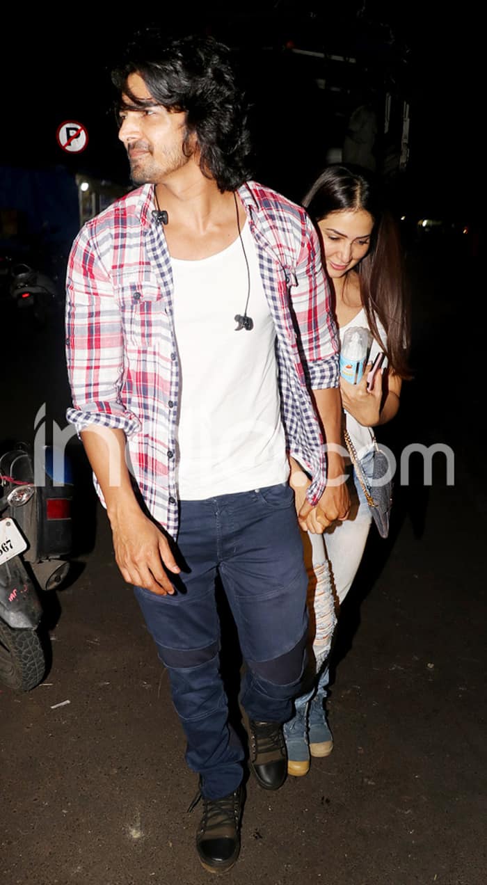 Harshvardhan Rane Walks Hand-in-Hand With His Rumoured Girlfriend Kim ...