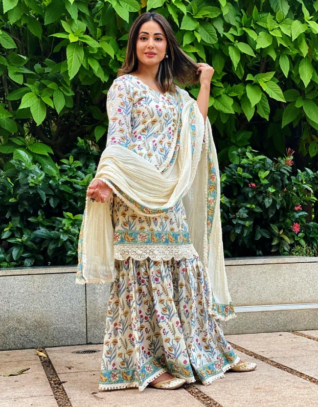 Brownie points to Hina Khan for putting that tiny bindi with her ...