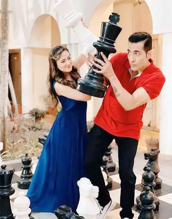 BTS Pictures Show That Vanraj, Kavya Love Chess