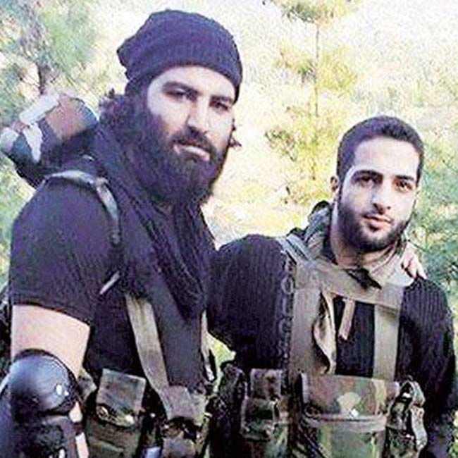 People carrying Burhan Muzaffar Wani’s body for last rites