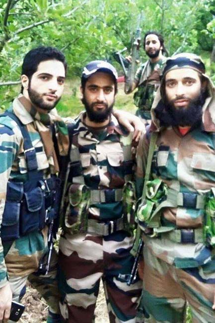 People carrying Burhan Muzaffar Wani’s body for last rites