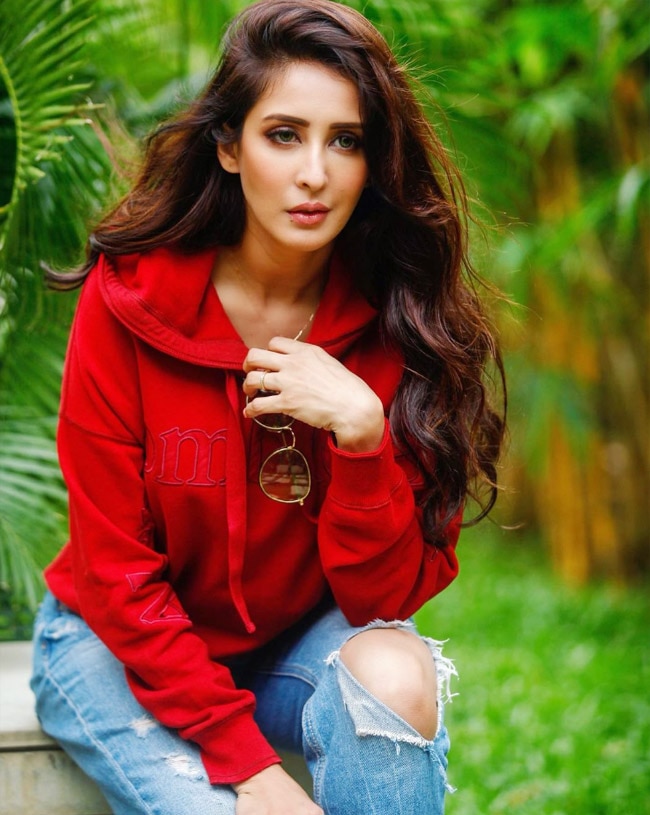 Chahatt Khanna flaunts her curvaceous body in latest Instagram pics