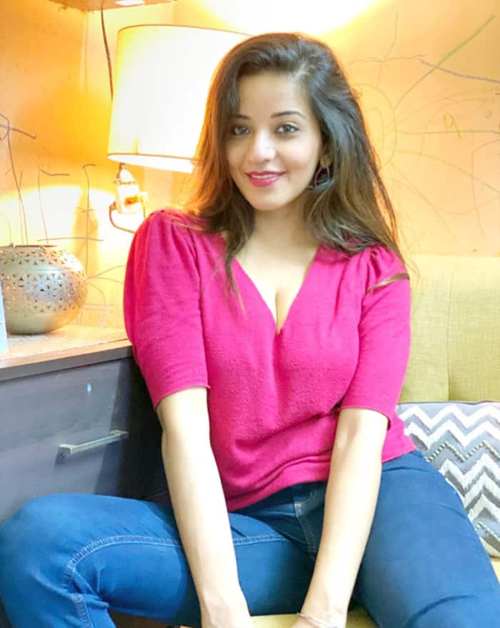 Monalisa Covers Her Body With Flowers And Looks Sensational in Latest ...