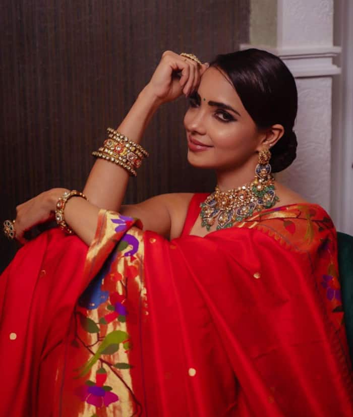 Check out Pooja Banerjee's latest photos in a saree