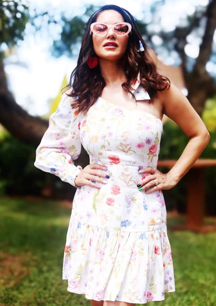 Sunny Leone Turns Glam Goddess in a Rocking Neon Yellow Gown - See ...