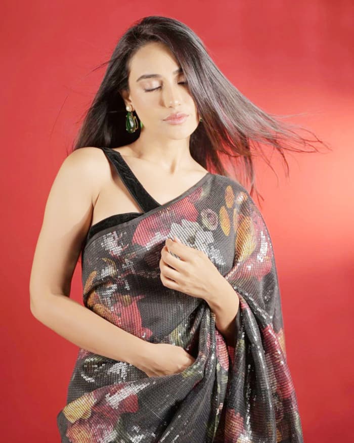 Surbhi Jyoti Turns up The Heat in Black, Experiments With Sequin Saree ...