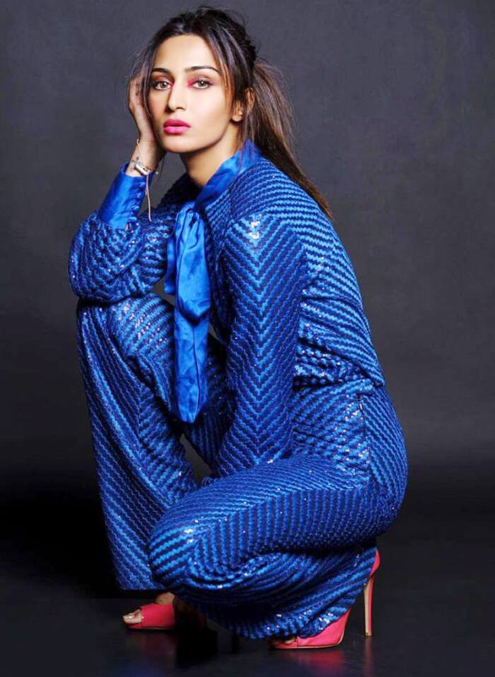 Erica Fernandes Goes Dramatic in Blue And Sequins - Check Out Stunning ...