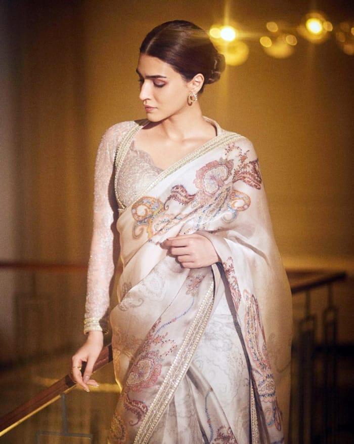 Kriti Sanon Looks Like a Million Bucks as She Dons a Paisley Saree ...