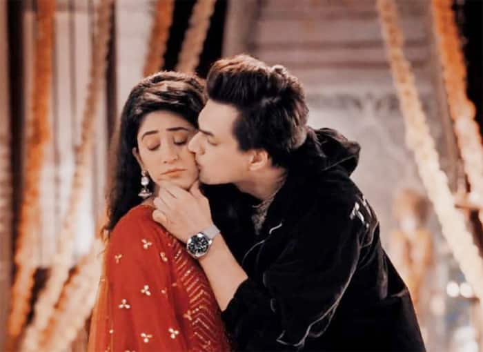 Yeh Rishta Kya Kehlata Hai Couple Sirat And Kartik Look Drenched in ...