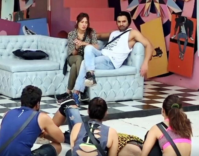 Contestants are discussing about Shukla’s strategy