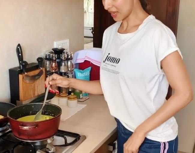 'Cook, Clean,Workout’! Malaika Arora Shares Glimpse From Her Quarantine ...