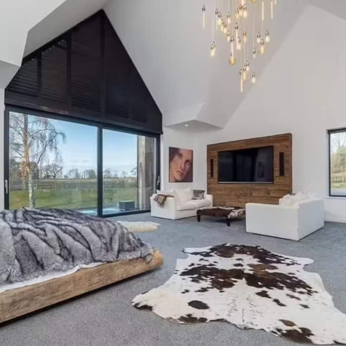 A Look Inside Cristiano Ronaldo's 6.5 Million Dollars Manchester ...