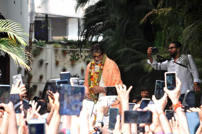 Amitabh Bachchan's 81st Birthday: Megastar Greets Fans Outside Jalsa - Pics