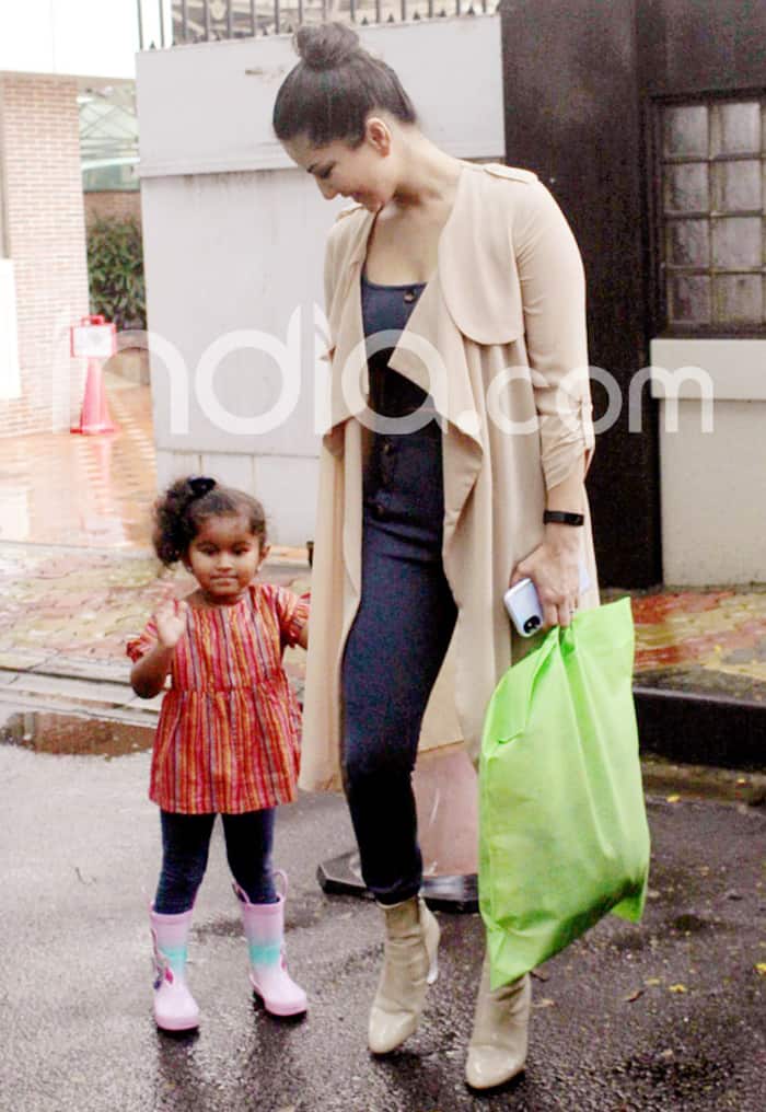 Sunny Leone And Her Dughter Nisha Kaur Weber Have Fun in Mumbai Monsoon