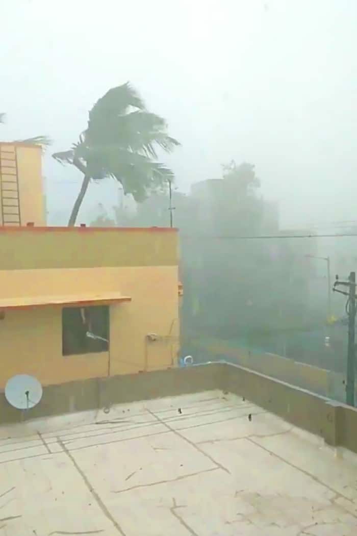 Cyclone Vardah: Chennai turns upside-down as cyclone Vardah makes ...