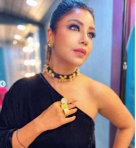 Bigg Boss 15: Debina Bonnerjee’s Stunning Pics in Black One-Shoulder ...