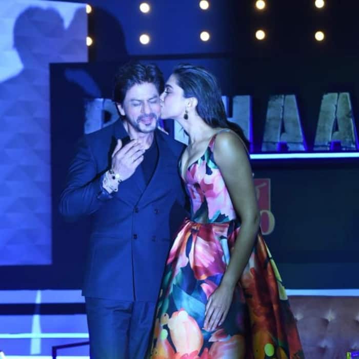 Pathaan: Deepika Padukone Plants a Kiss on Shah Rukh Khan's Cheeks at Press Conference - Cute PICS