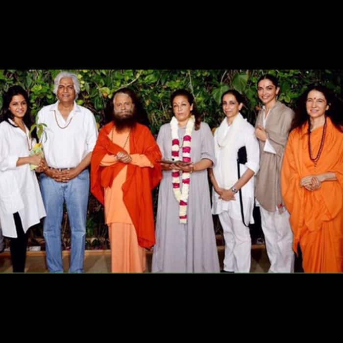 PICS: Deepika Padukone performing evening Ganga aarti in Rishikesh with ...