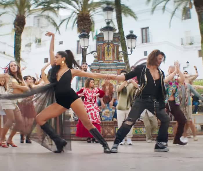 Deepika Padukone Breaks Hotness Meter With Bold Looks in Pathaan Song ...