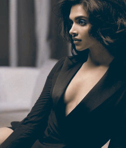 Deepika Padukone flaunting her sexy cleavage