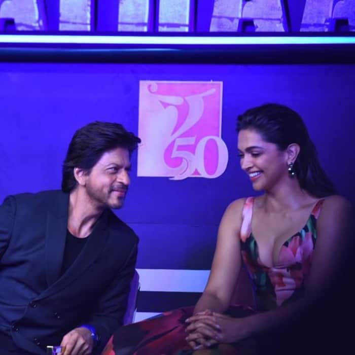 Pathaan: Deepika Padukone Plants a Kiss on Shah Rukh Khan's Cheeks at Press Conference - Cute PICS