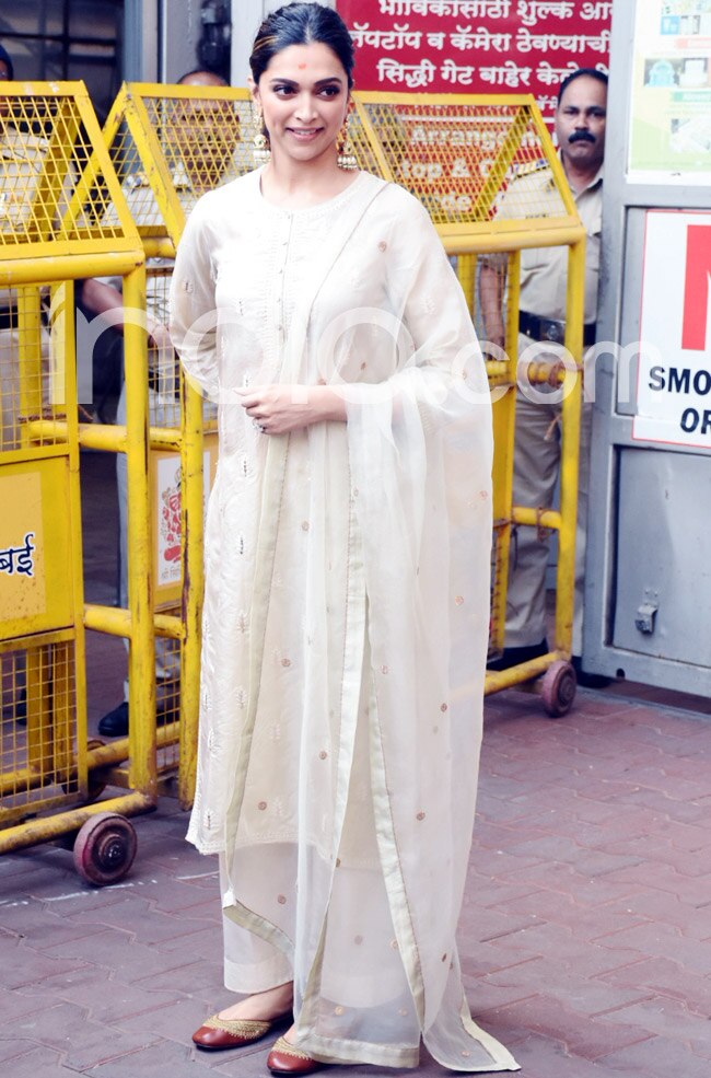 Deepika Padukone Looks Adorable in Jhumkas