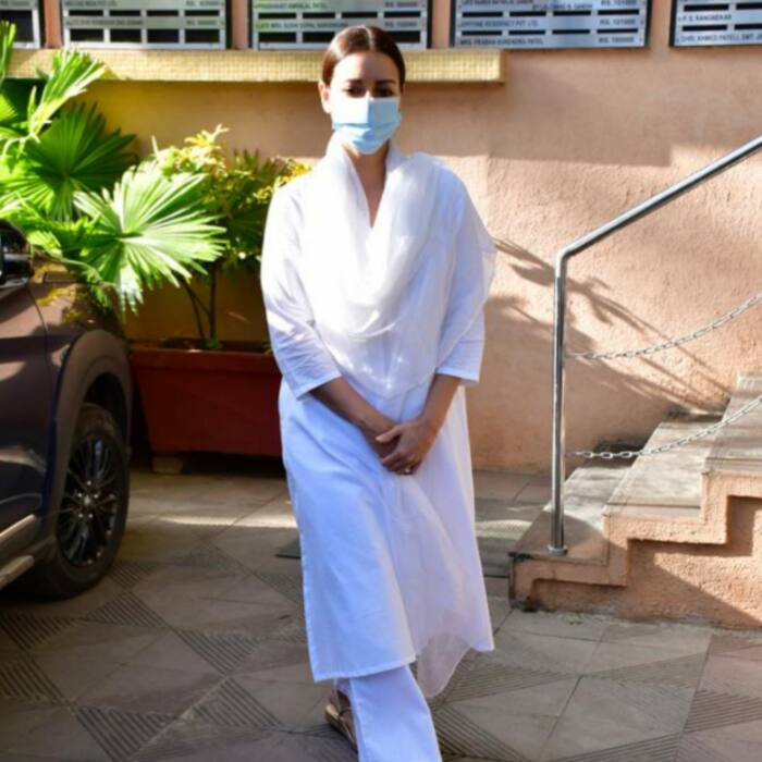 Dia Mirza at Pradeep Sarkar's last rites