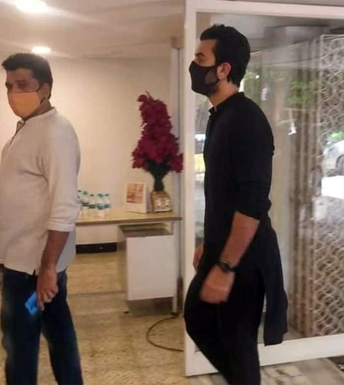 Dilip Kumar's Funeral Inside Pics: Ranbir Kapoor, Shah Rukh Khan And ...