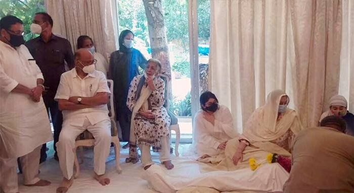 Dilip Kumar's Funeral Inside Pics: Ranbir Kapoor, Shah Rukh Khan And ...