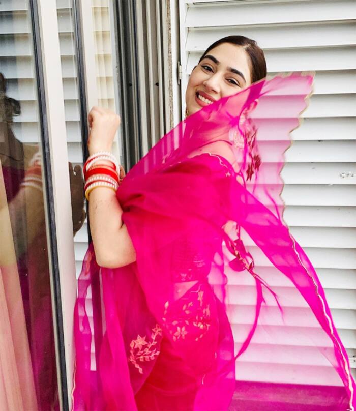 Disha Parmar flaunts her back in gorgeous pink saree