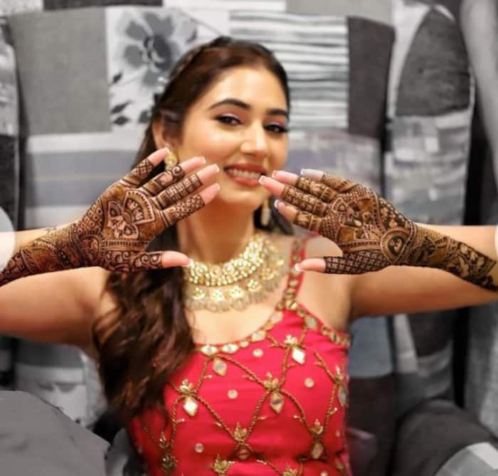Disha Parmar’s bridal mehendi consists of Madhubani designs