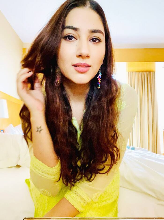 Disha Parmar is Skilled at Doing Her Own Makeup