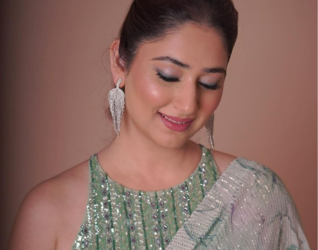 Disha Parmar Uses Green Eyeliner With Her Sequinned Saree