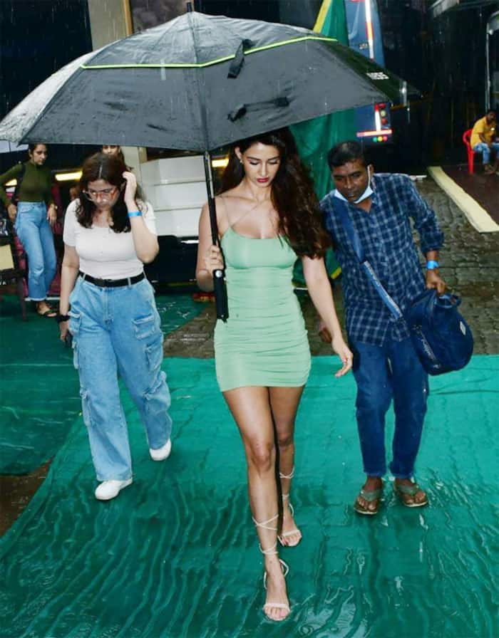 Disha Patani Flaunts Envious Figure in a Green Bodycon Dress as She ...