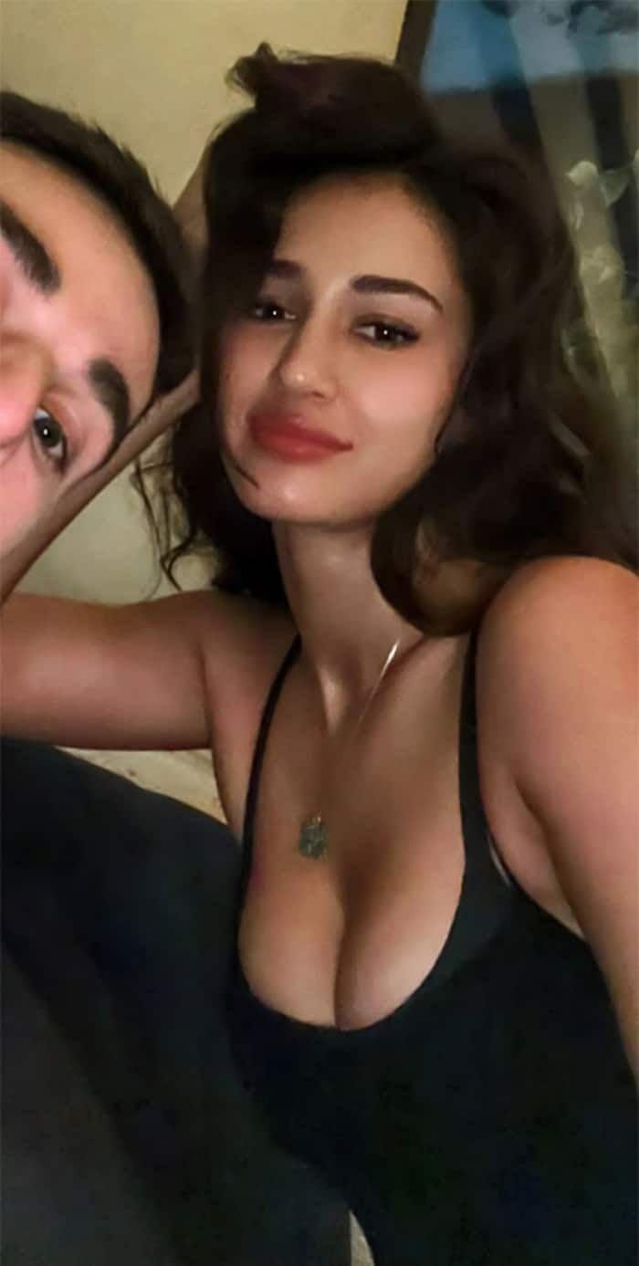 Disha Patani Flaunts Her Sexy Neckline in Black Bodysuit That She Wore With Cargo Pants, See ...