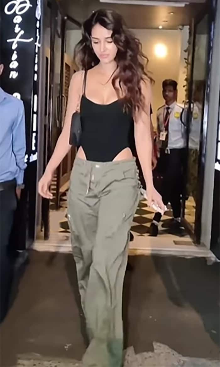 Disha Patani Flaunts Her Sexy Neckline in Black Bodysuit That She Wore With Cargo Pants, See ...