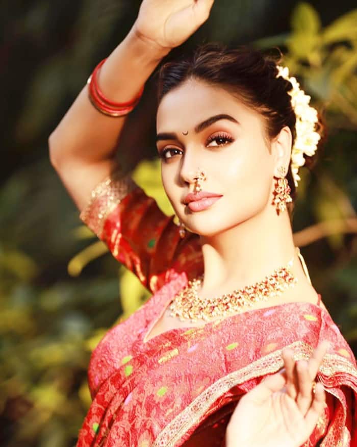 Divya Agarwal Turns Into A Traditional Marathi Mulgi For Ganesh ...