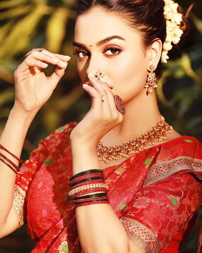 Divya Agarwal Turns Into A Traditional Marathi Mulgi For Ganesh ...