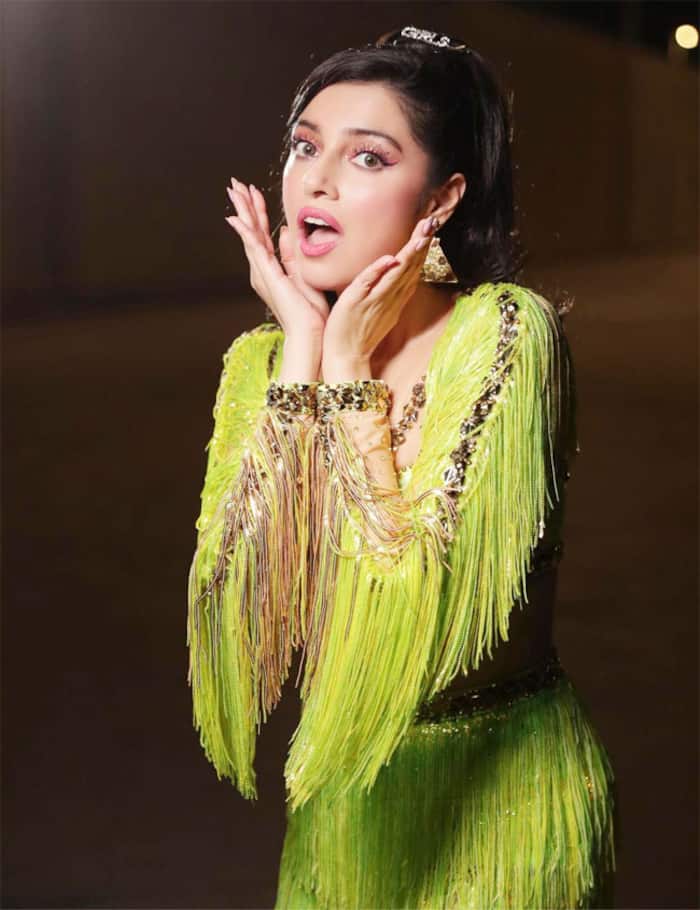 Divya Khosla Kumar Dazzles in Neon Embellished Blouse And Matching ...