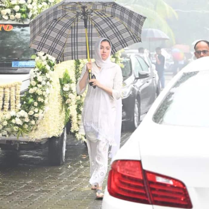 Tishaa Kumar Last Rites: Riteish Deshmukh, Farah Khan, Divya Khosla ...