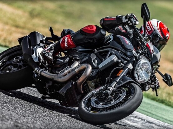 Ducati Monster 1200 R Photo Gallery img15