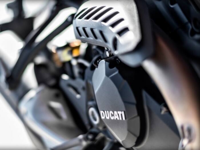 Ducati Monster 1200 R Photo Gallery img4
