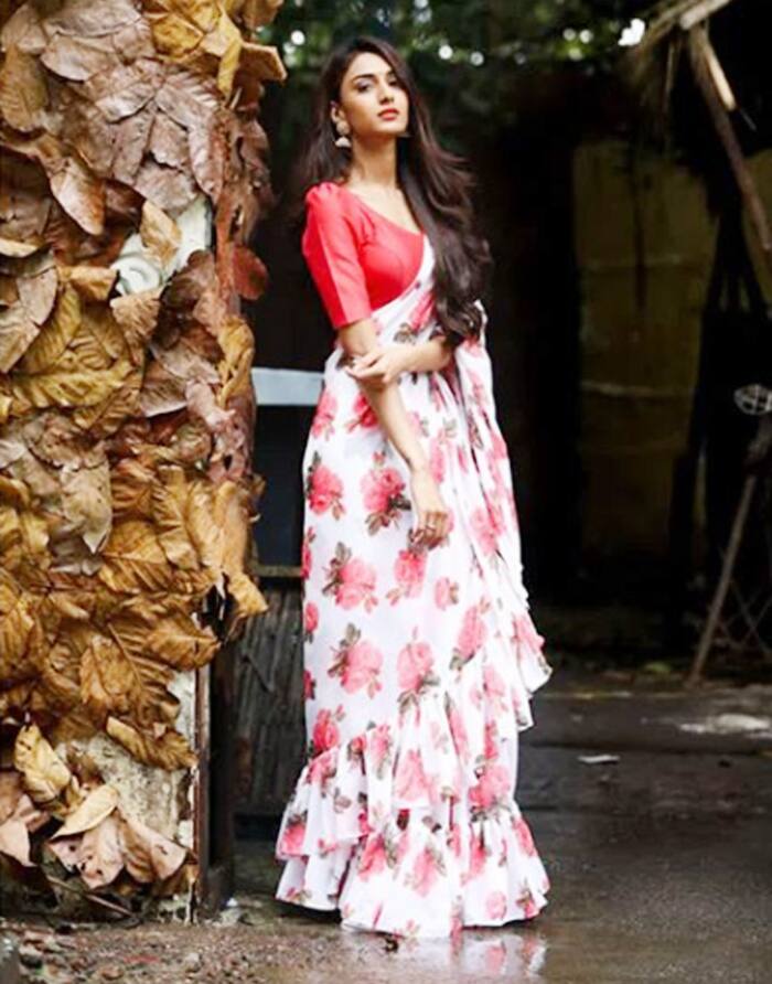 Erica Fernandes Aka Prerna Bajaj Ups The Glam Quotient in Sexy Floral Saree